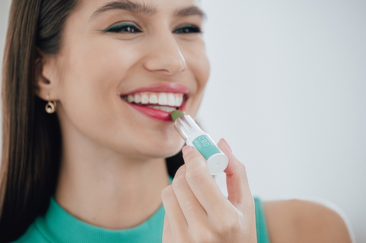 CBD kozmetika dáva líčeniu zelenú: Inšpirujte sa zeleným líčením ...